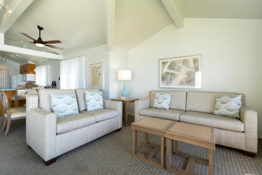 Upscale Wave Crest at Del Mar 2BR Unit with Outside Sitting Area - Hosteeva