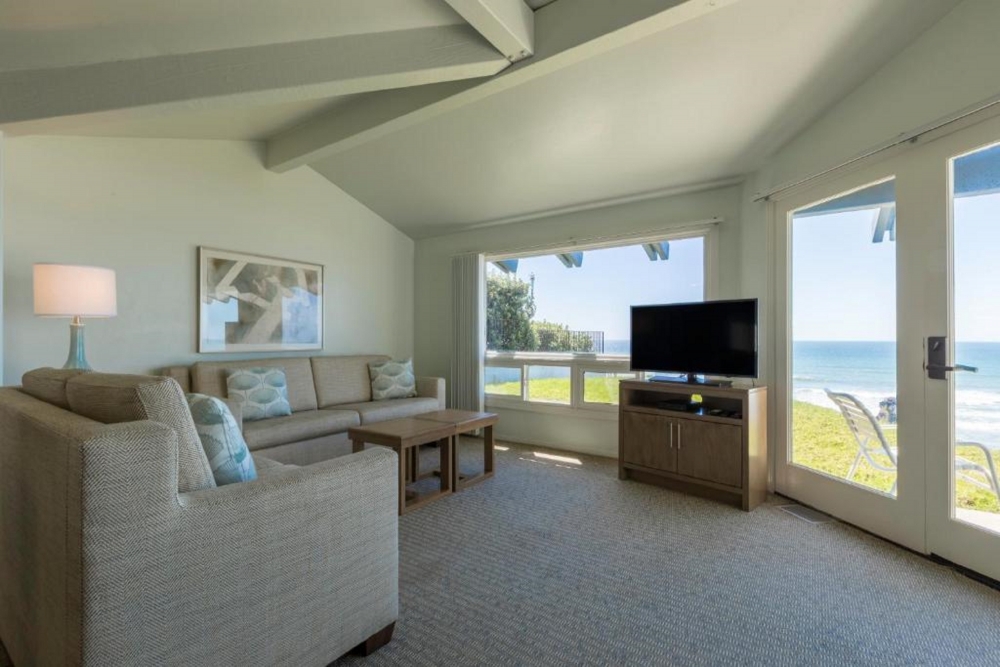 Upscale Wave Crest at Del Mar 2BR Unit with Outside Sitting Area - Hosteeva