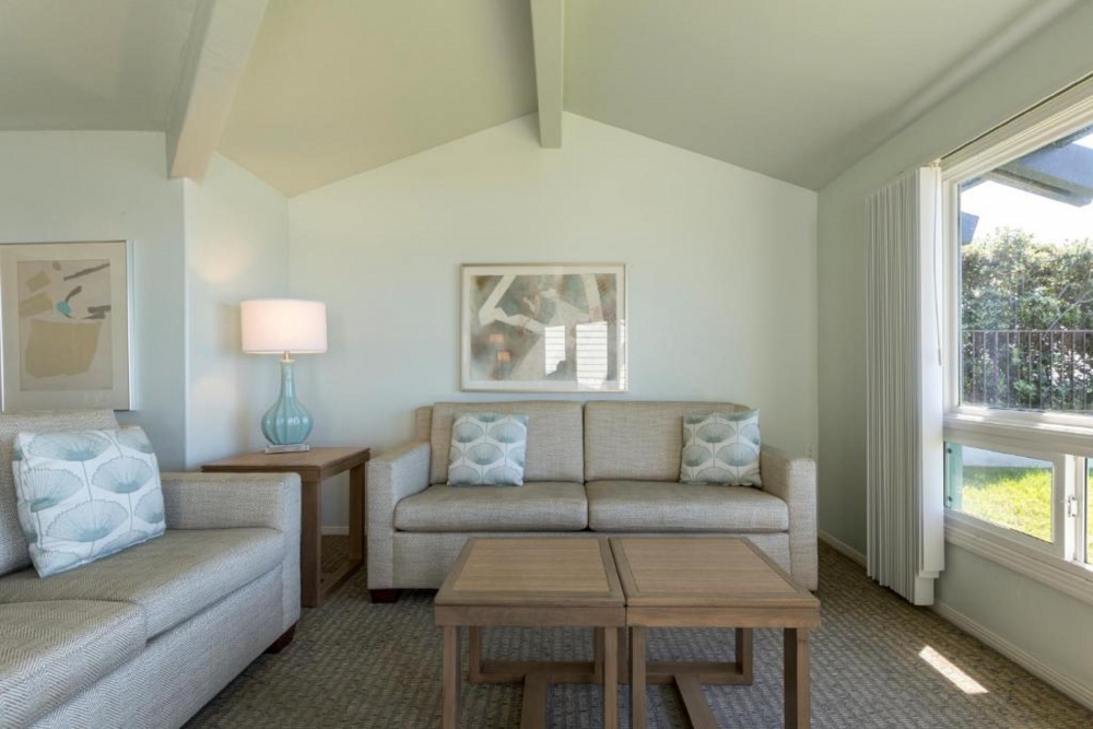 Upscale Wave Crest at Del Mar 2BR Unit with Outside Sitting Area - Hosteeva